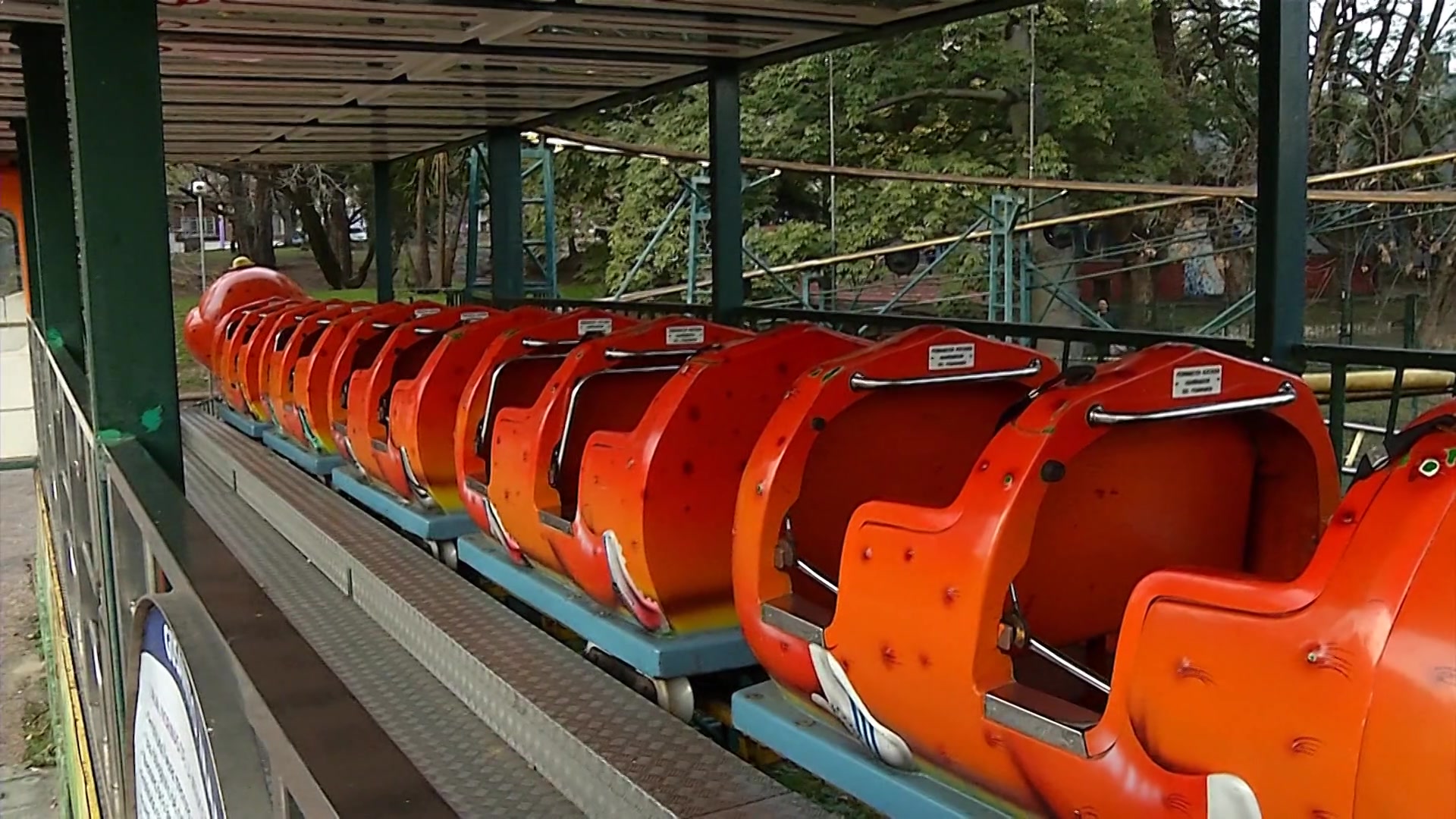 Niño permanece en CTI tras salir despedido del Gusano Loco del Parque Rodó